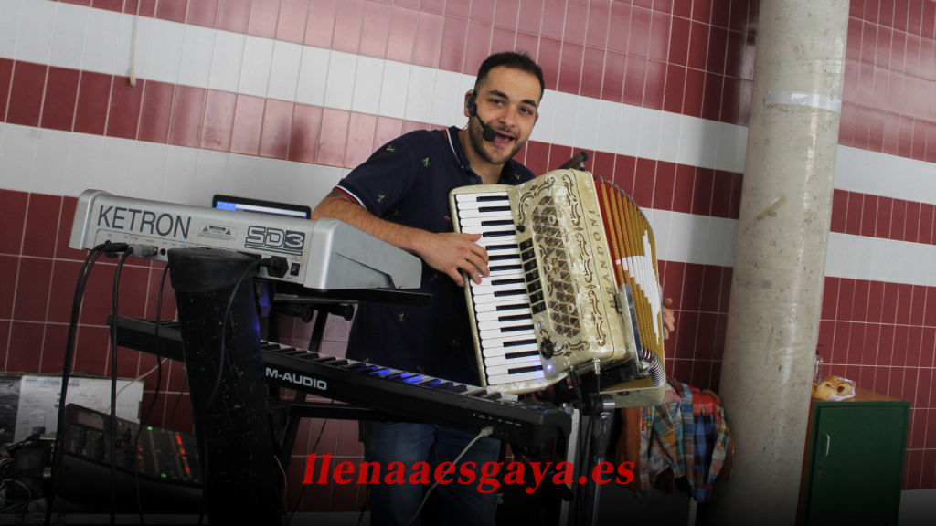 La 'XV Xuntanza Popular', con el reparto del bollu y la música de David ...